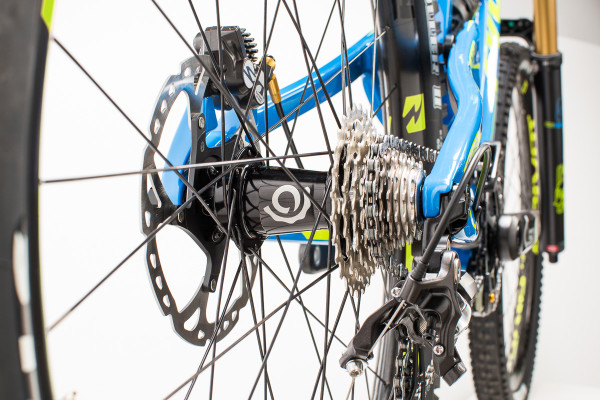 Pivot revises the Phoenix DH bike, makes it even lighter with more tire ...