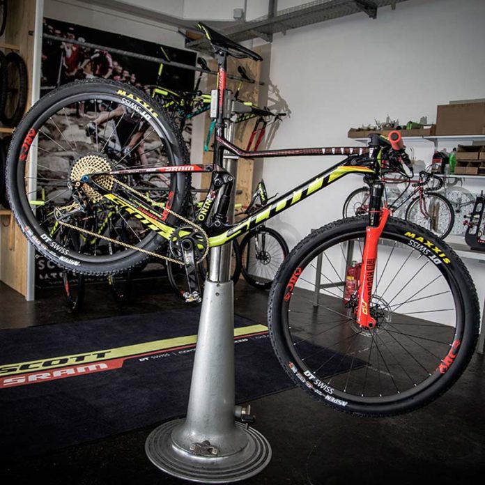 Video: How Yanick the Mechanic builds Nino's World Cup Scott Spark RC ...