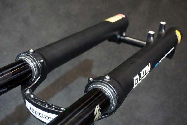 EB17: SR Suntour boosts RUX & Durolux forks, adds TriAIR piggyback ...