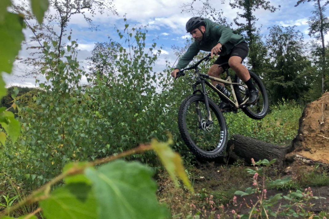 First Rides: 2020 Bombtrack Cale steel MTB trail hardtail shreds the ...