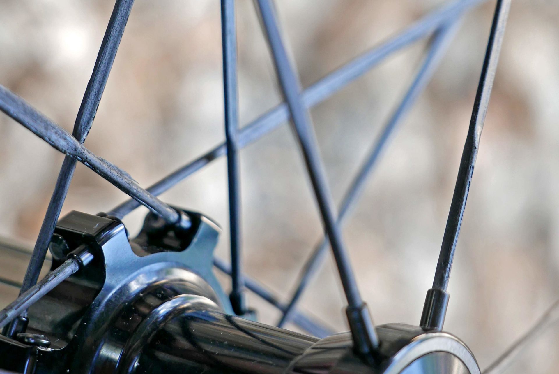 Hunt laces lightweight threaded, bladed 36 UD Carbon Spoke road wheels ...