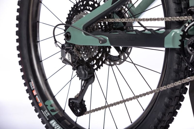 Pivot Mach 6 joins Switchblade with all new frame, still rolling on 27. ...