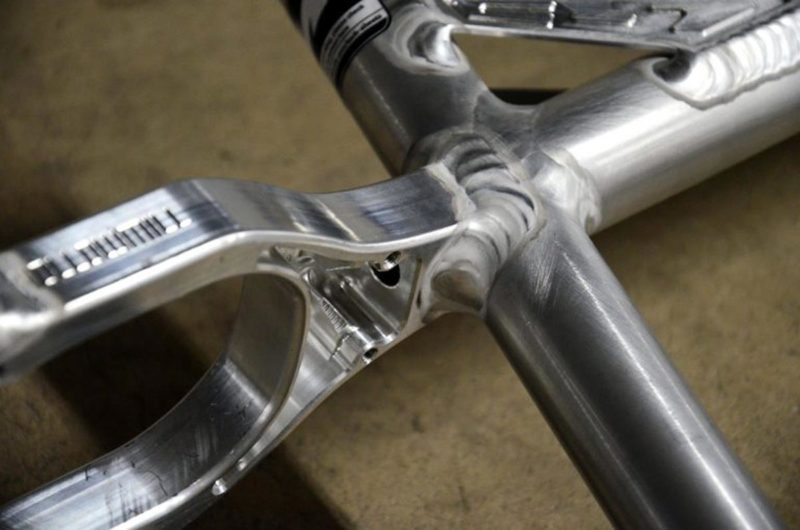 4130 FI The Rig V2 aluminium hardtail gearbox MTB is finished in ...