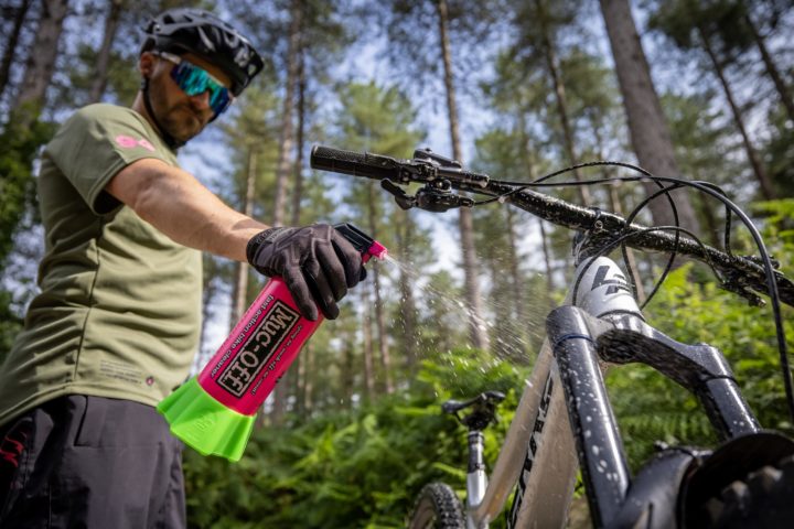 Muc-Off Mixes Up Punk Powder, the Plastic-Free Bike Cleaner - Bikerumor