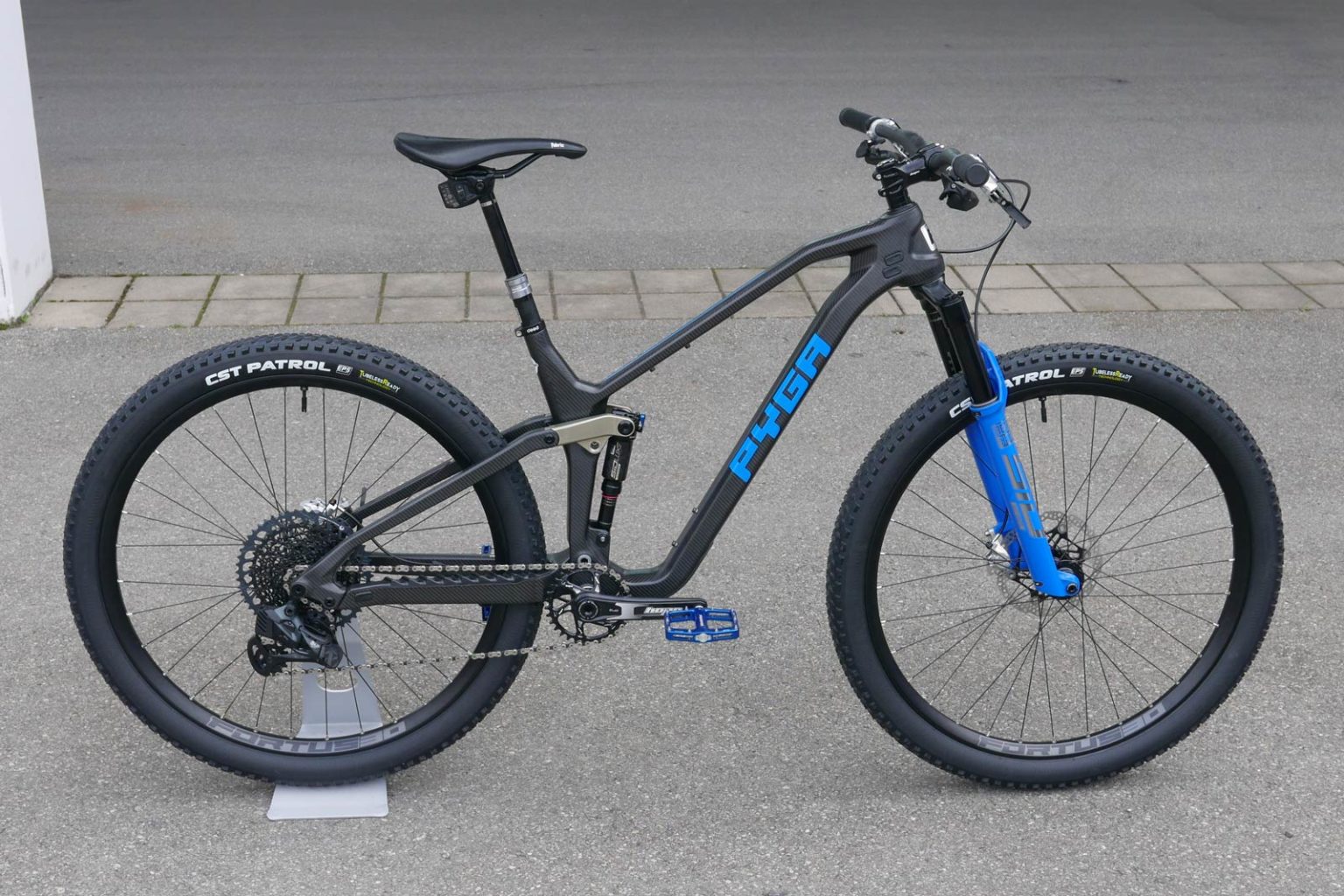 Pyga MoBu carbon mountain bike switch hits between XC & Down Country ...