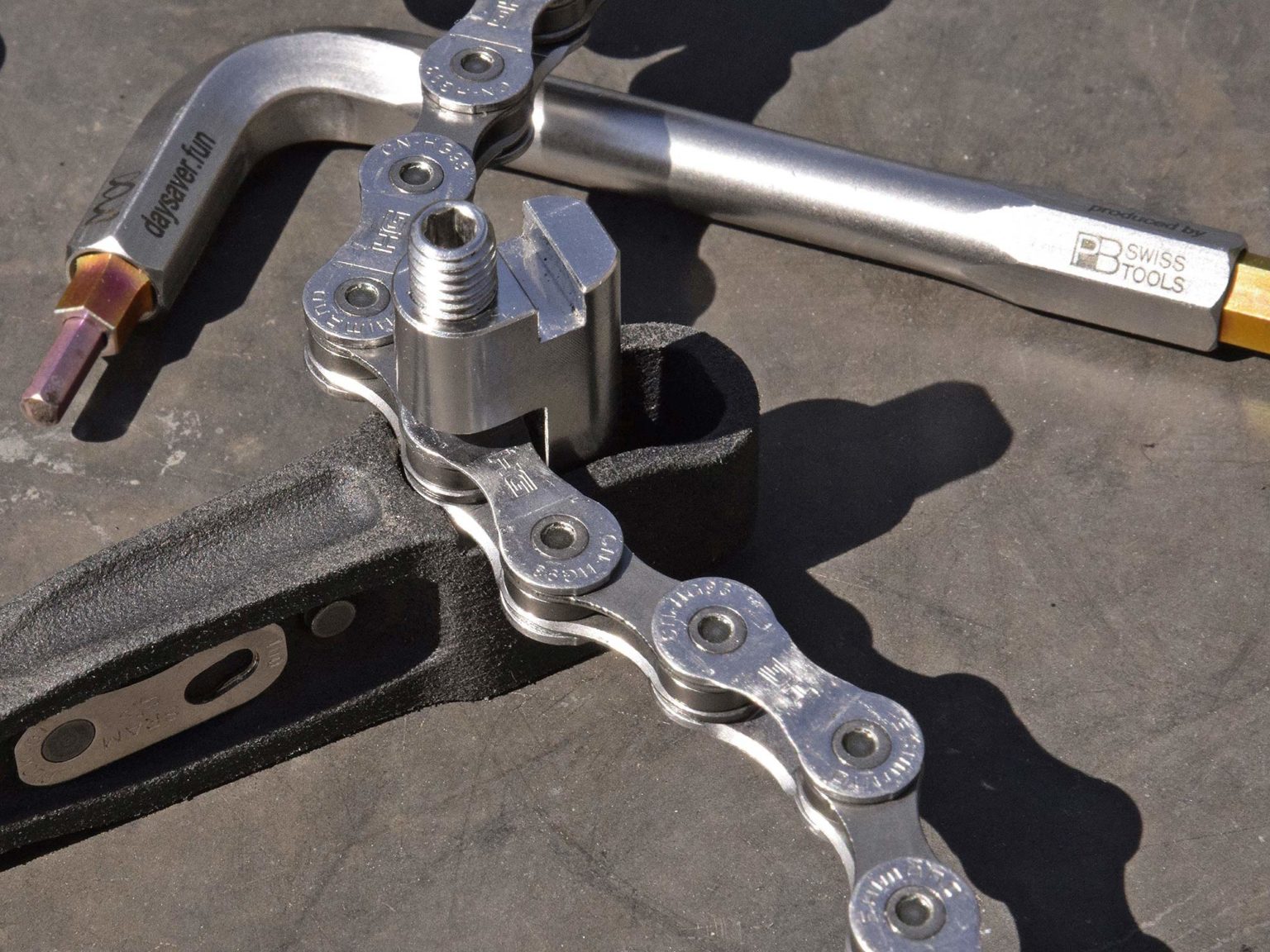 Daysaver Coworking5 ultralight 14-function multi-tool upgrade - Bikerumor