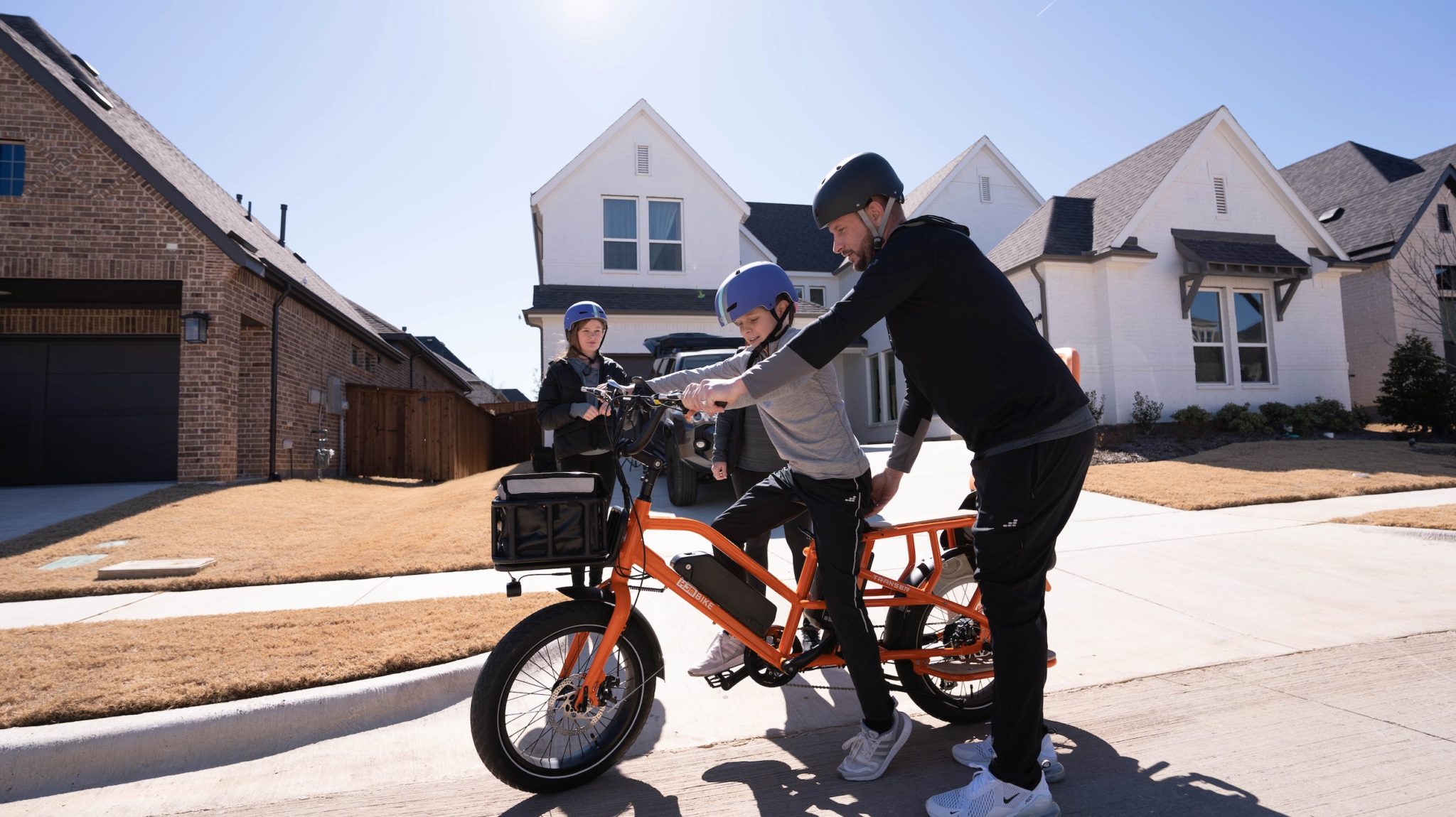 HJM's dual-battery Transer Electric Cargo Bike is built to ride longer ...