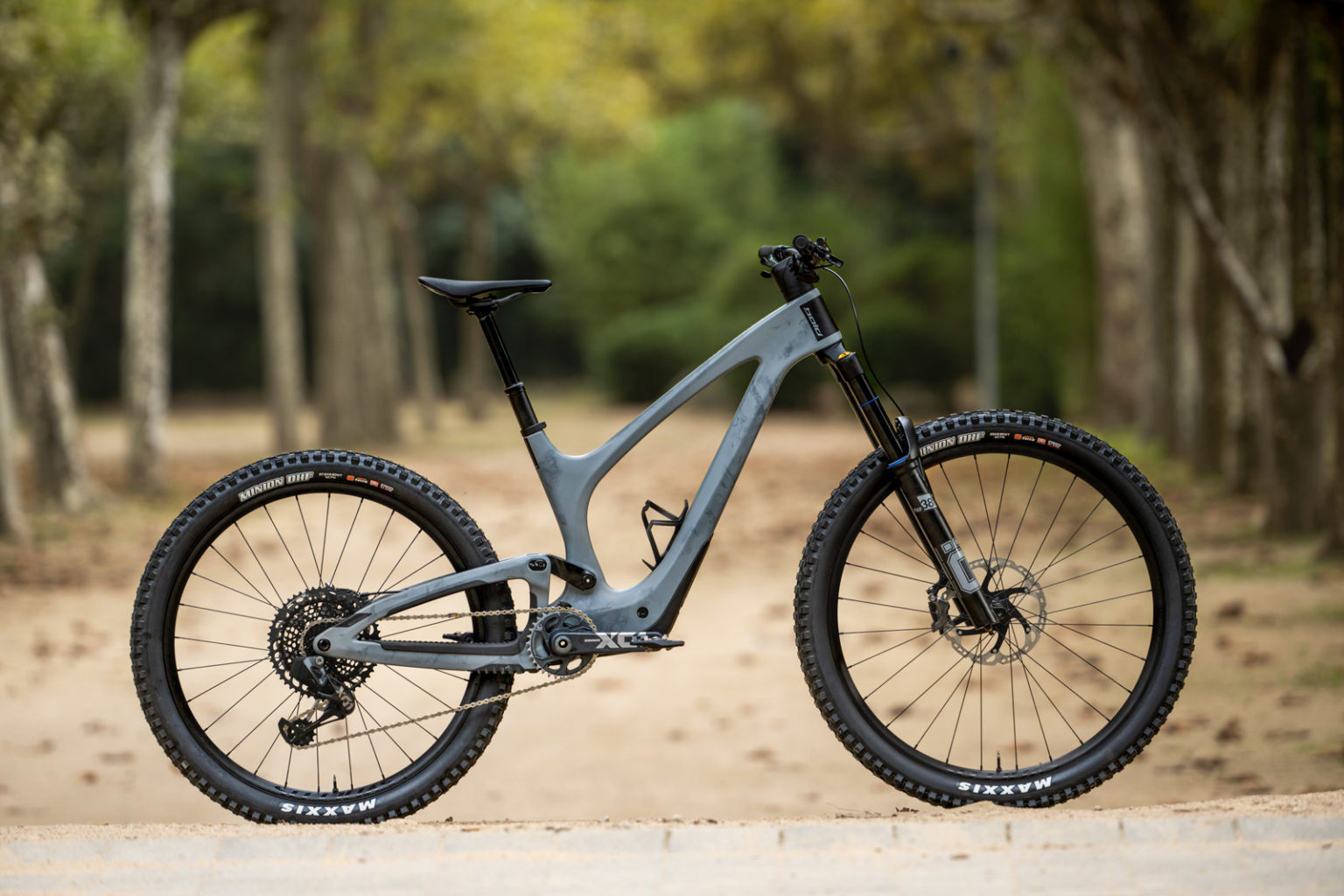 2023 Bold Unplugged Enduro Bike Hides Downtube Shock for 160mm VPP ...