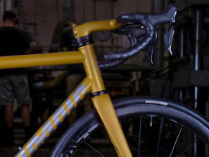 Chris King AeroSet Brings Fully Internal Cable Integration to Classic ...