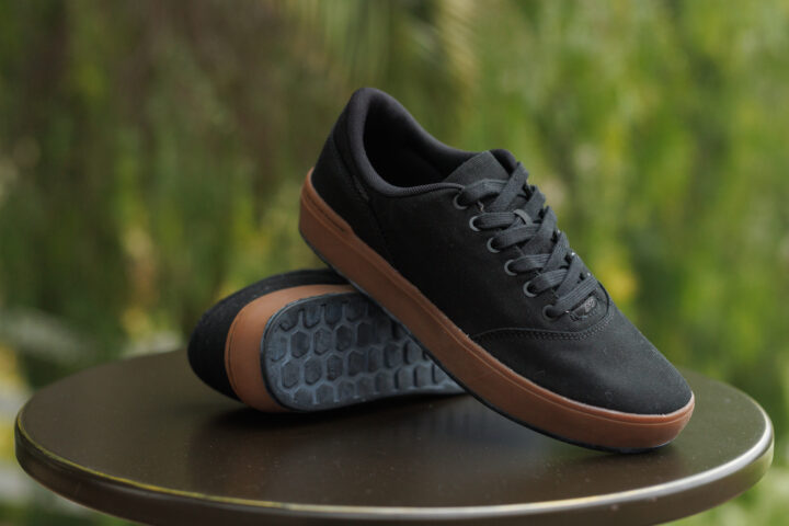 Specialized 2FO Flat Pedal Shoe Line Adds Method Canvas & Roost ...