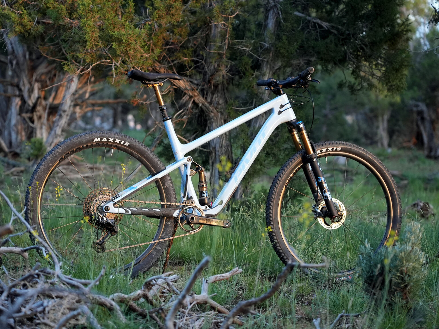Pivot Mach 4SL gets faster, lighter & adds dual travel modes - Bikerumor