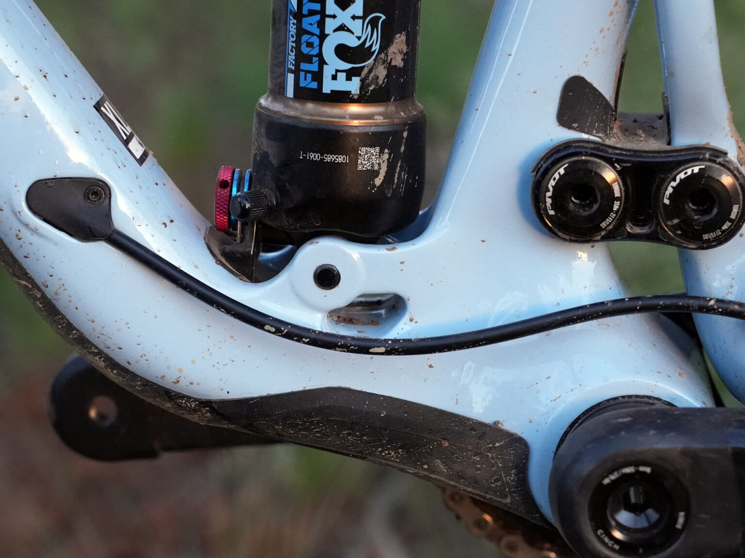 Pivot Mach 4SL gets faster, lighter & adds dual travel modes - Bikerumor