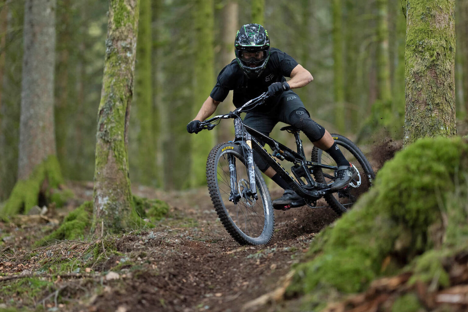 Commencal Meta V5 gets All-New Suspension as Trail or Mullet SX, but ...