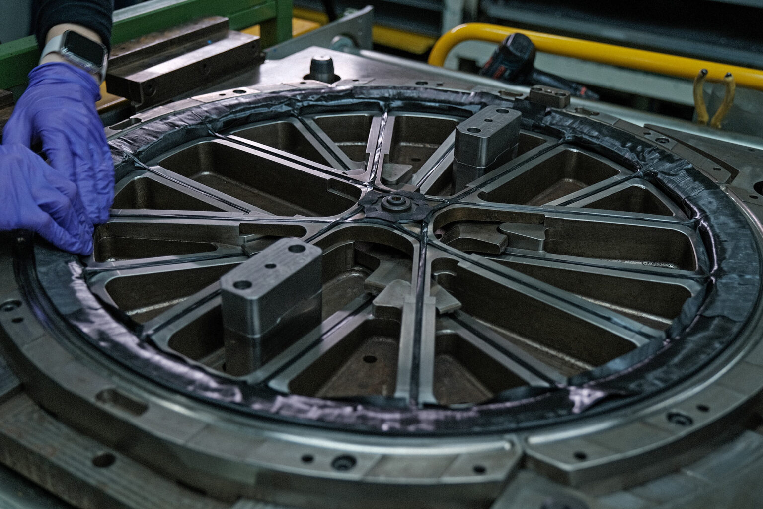 Le Tour Debut for Syncros Capital SL Carbon Wheels with Custom-Made ...