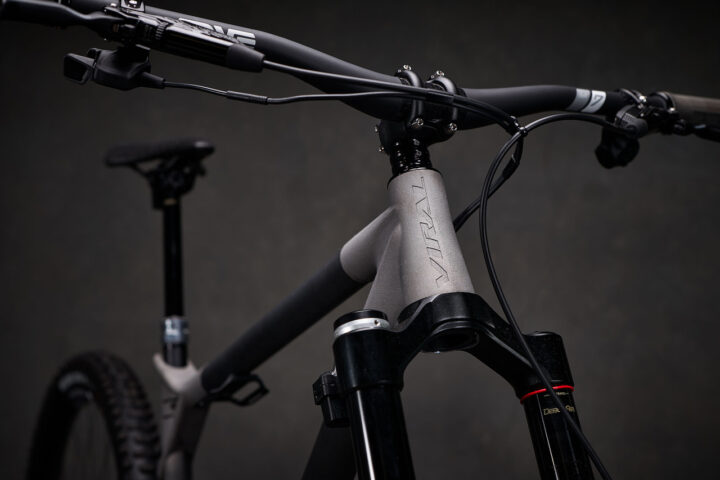 Viral Optimist est un VTT Wild Carbon & Ti Linkage-Driven Single Pivot ...