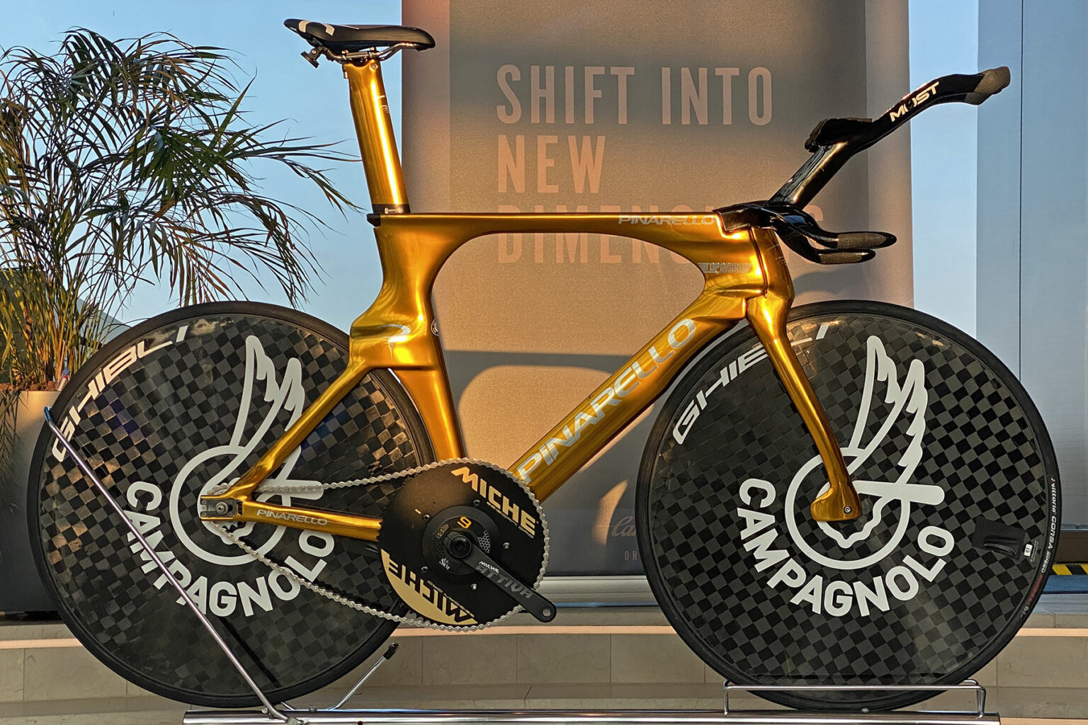 Campagnolo Ghibli 0.9 is Tubeless! Fastest-Ever Campy Track Disc Wheel ...