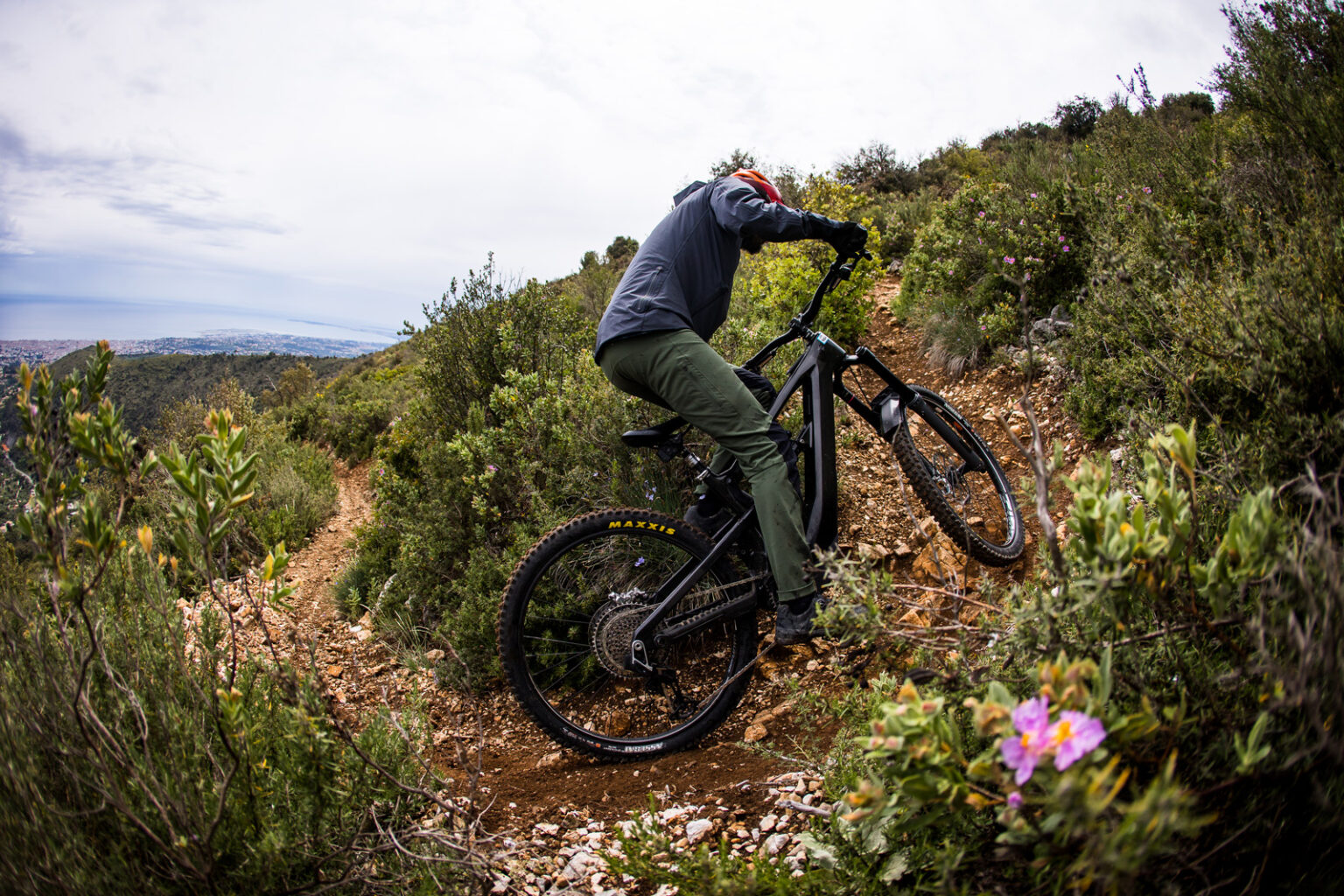 SRAM Eagle Powertrain Flies Auto-Shift & Coast-Shift | First Ride ...