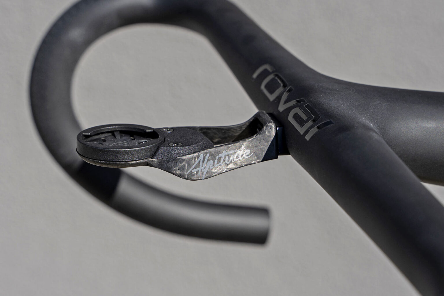 Alpitude Lays Up Superlight Carbon Stelvio HS GPS Mount For Lightest ...