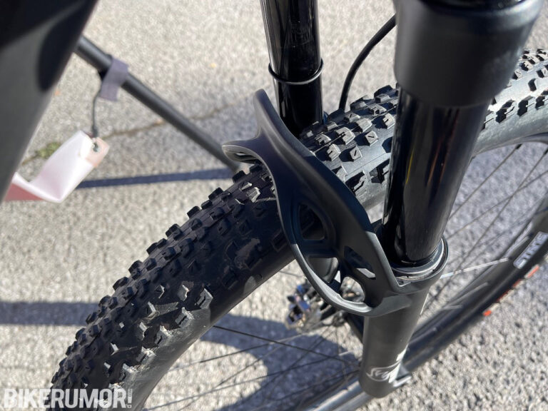Spotted! New Fox 32 Reverse Arch XC fork - Bikerumor