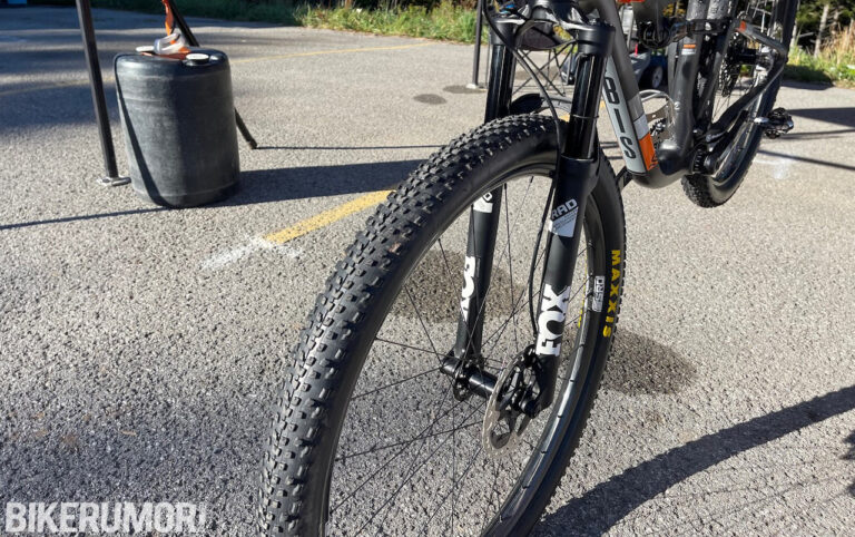 Spotted! New Fox 32 Reverse Arch XC fork - Bikerumor