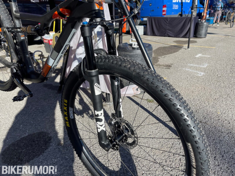 Spotted! New Fox 32 Reverse Arch XC fork - Bikerumor