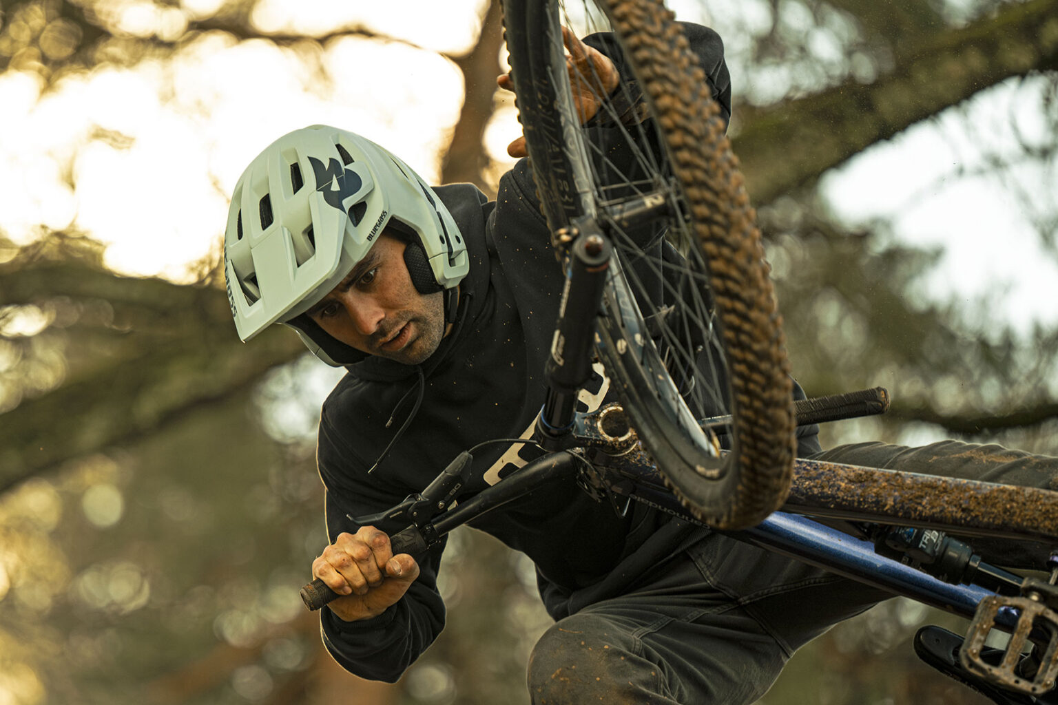 Bluegrass Jetro 3/4 Shell Enduro MTB Helmet Offers More Like 4/5-Face ...