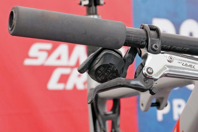 SRAM's New AXS Pod Rocker Paddle Brings Back the Ergonomics Mountain ...