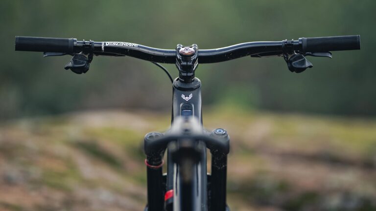 SRAM's New AXS Pod Rocker Paddle Brings Back the Ergonomics Mountain ...