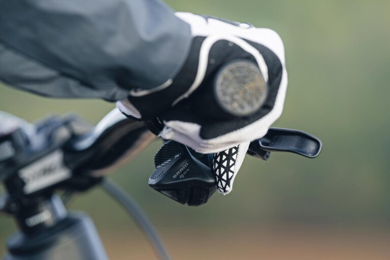 SRAM's New AXS Pod Rocker Paddle Brings Back the Ergonomics Mountain ...